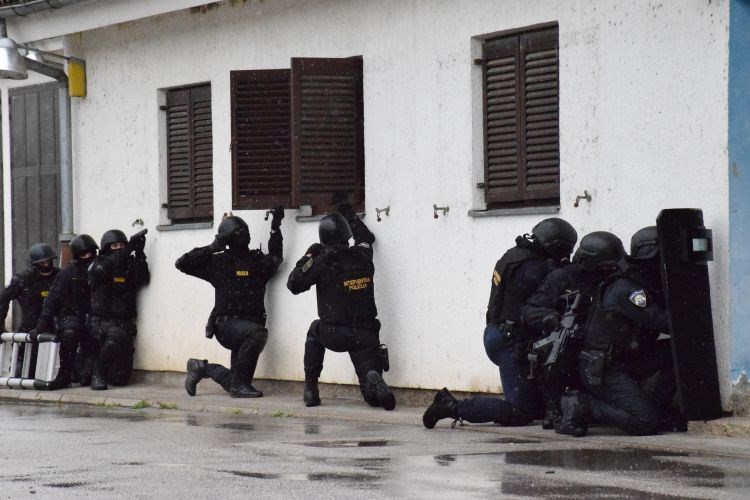 Policijska uprava karlovačka - Pokazna vježba Interventne jedinice ...