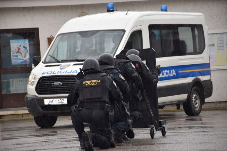 Policijska uprava karlovačka - Pokazna vježba Interventne jedinice ...