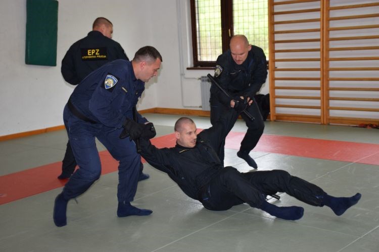Policijska uprava karlovačka - Pokazna vježba Interventne jedinice ...