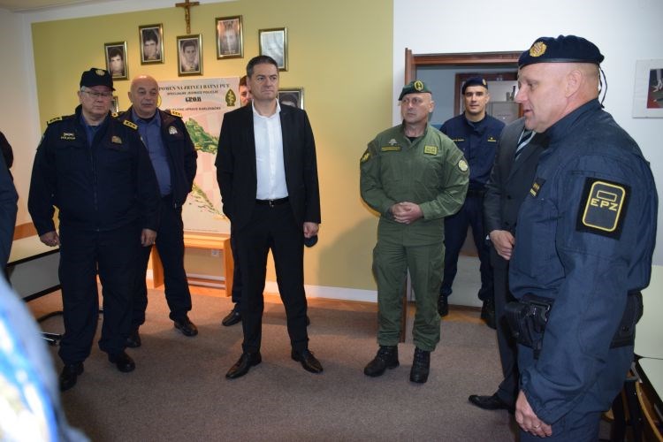 Policijska uprava karlovačka - Pokazna vježba Interventne jedinice ...